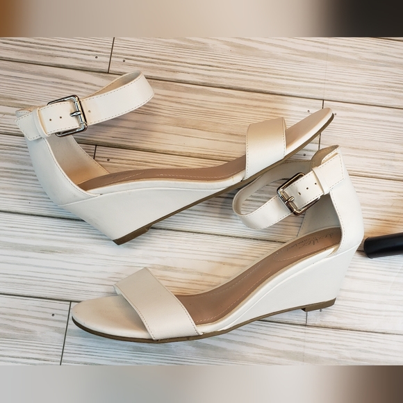 dexflex comfort | Shoes | Dexflex Comfort Offwhite Wedgeheeled Sandals ...